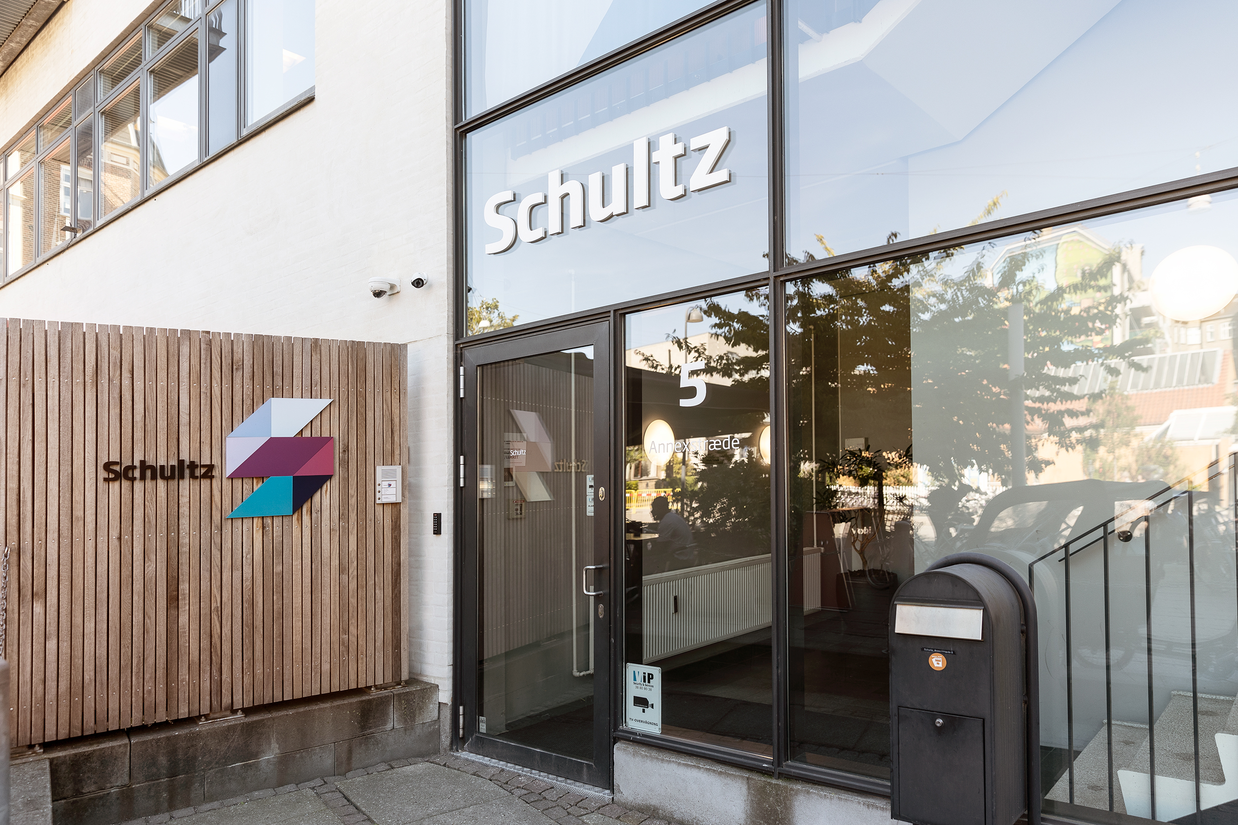 Schultz sælger juridisk indholdsforretning til Karnov Group | Nyheder